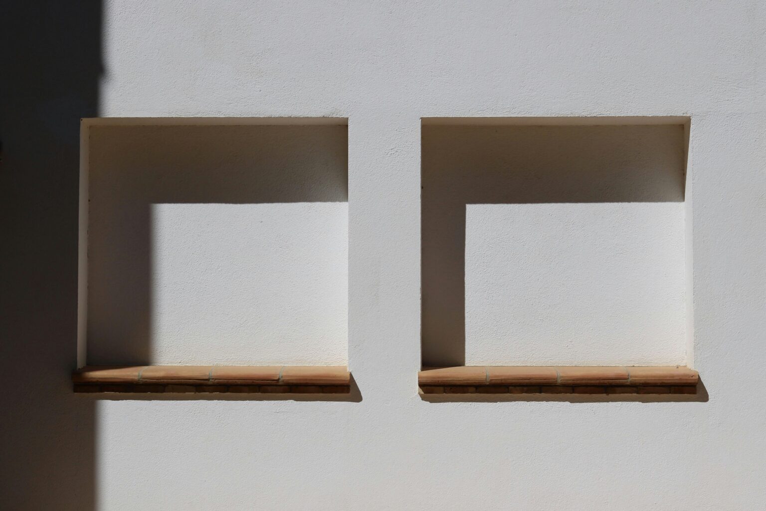 Beginner's Guide to Building Custom Floating Shelves - thtintdesign.com